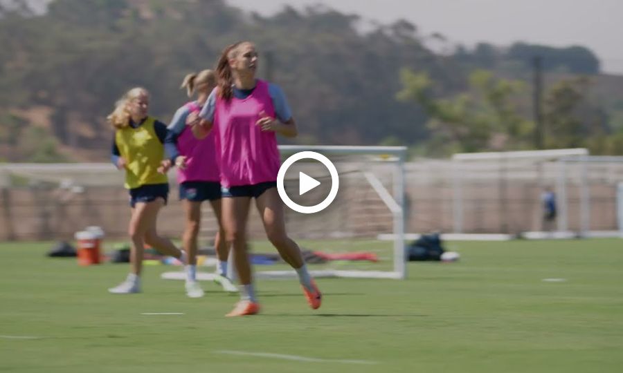 Video: Alex Morgan and teammates return to San Diego after World Cup